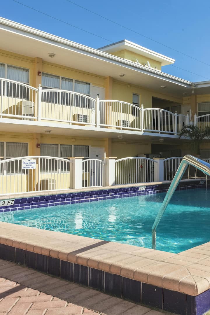 Comfy Home Base Minutes From The Beach - Surfside, FL