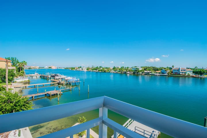 Beachside Retreat: 2br Condo, Pool & Bay Views - Treasure Island, FL