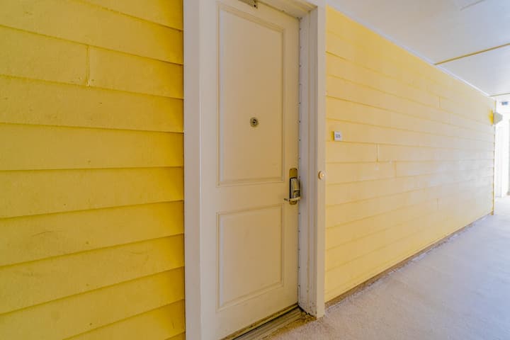 Lovely Poolside Condo In An Oceanfront Building! - Virginia Beach, VA