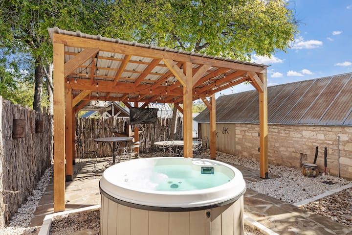Calmbach Cottage - Fredericksburg, TX