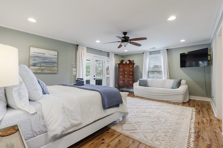 The Good Life Lake House - Richard B. Russell Lake