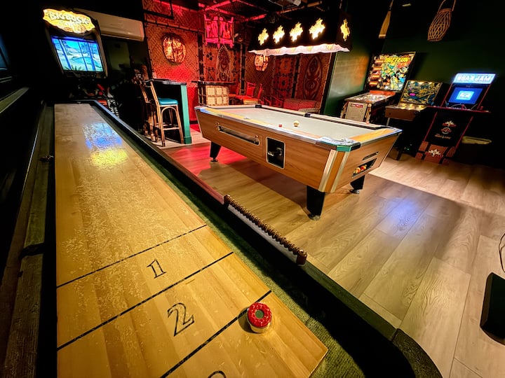 The Rose-tiki Bar/game Close To Festivals, Tennis - Bermuda Dunes, CA