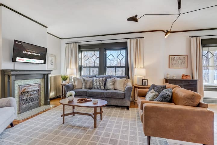 Noble Manor: Stylish Retreat W/ Hot Tub & Bbq - 콜로라도스프링스