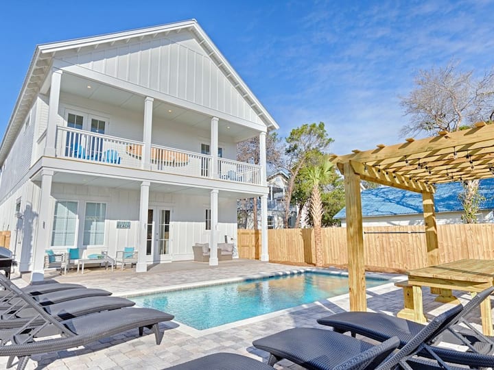 Gas Grill By The Pool, Game Room, Steps To Beach - Destin, FL
