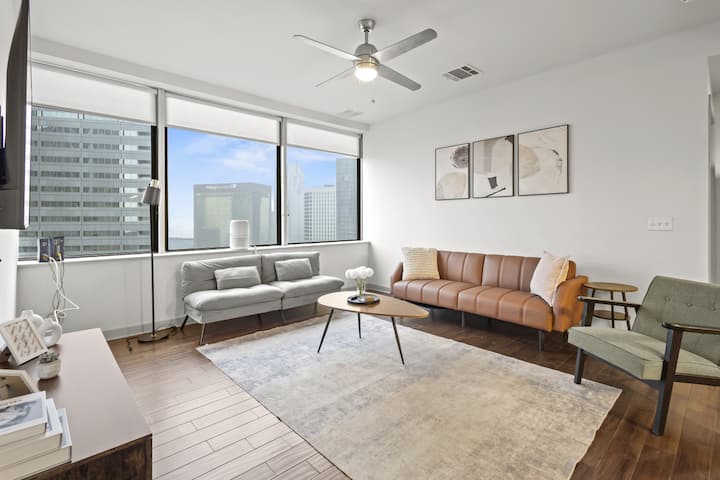 High-rise Flr Modern Apt + Outdoor Pool - Dallas, TX