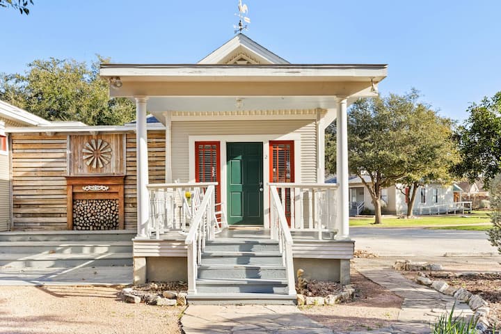 Charming Cottage Escape – King Suite W/ Jacuzzi - New Braunfels, TX
