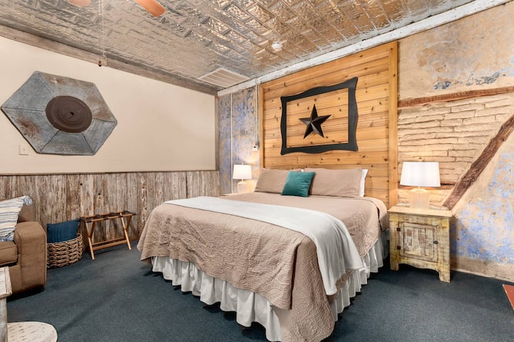 Relax In The Hideaway – King Retreat W/ Jacuzzi - New Braunfels, TX
