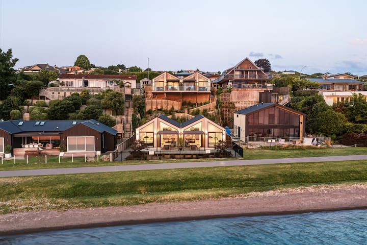 Roam Taupo Lake Front Unit 2 - Spa Pool - Taupō