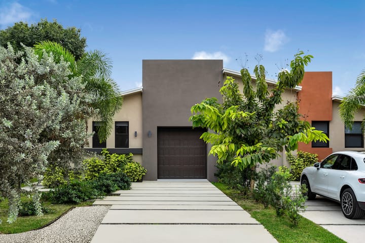 Golden Fox Downtown Pool House - Fort Lauderdale, FL