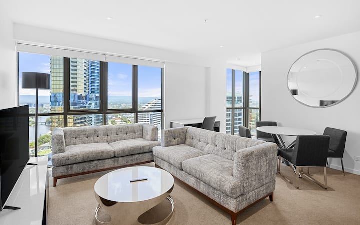 Convenient Located 2 Bedroom Apartment With View - Broadbeach