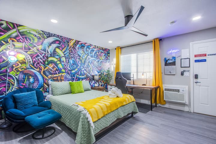 Creative Vibes Arts District Inspired Studio Loft - Las Vegas
