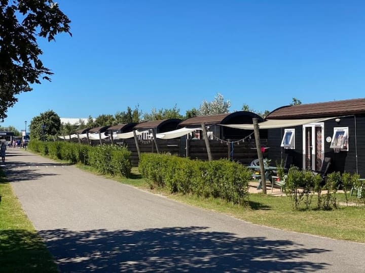 Kampeerwagon Op Recreatiepark Met Faciliteiten - Petten