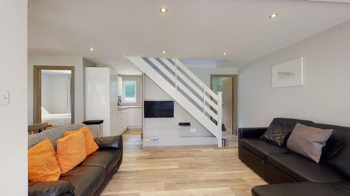 No.05 Trevithick Court, Tolroy Manor - Pool