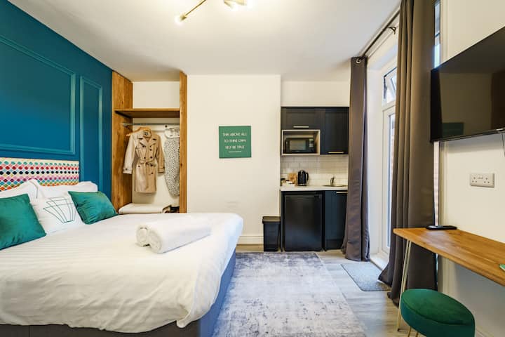Pet Friendly Studio With Private Patio - Stratford-upon-Avon
