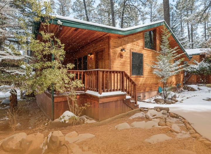 Romantic Creekside Cabin | Jacuzzi & Pine Views - Ruidoso, NM