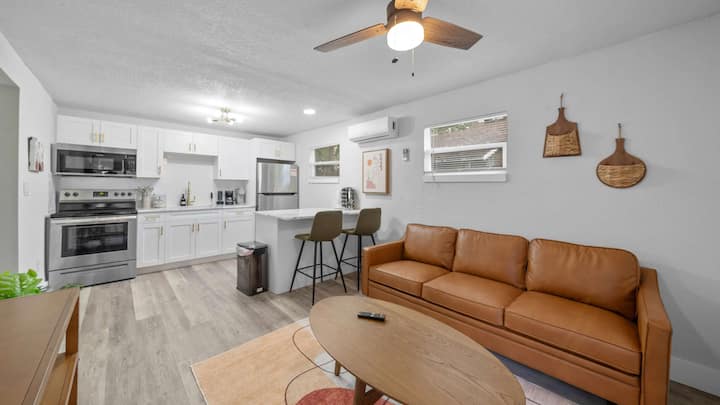 Modern Retro Themed Home Close To Coffee And Food! - Tampa