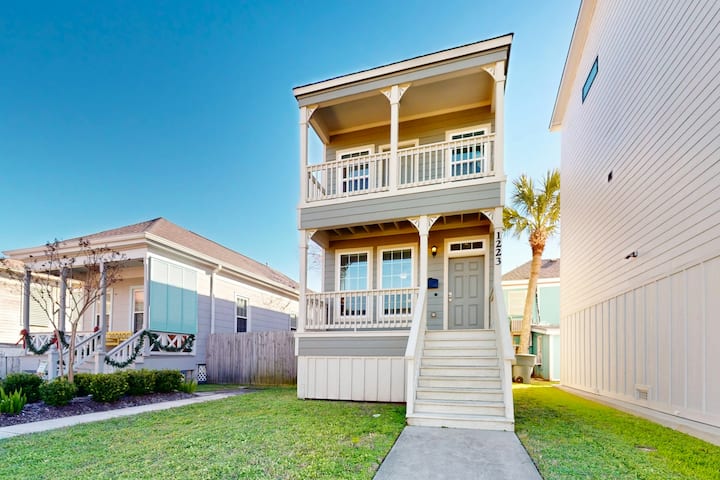 4br Near Beach/seawall With Balcony, & W/d - Galveston, TX