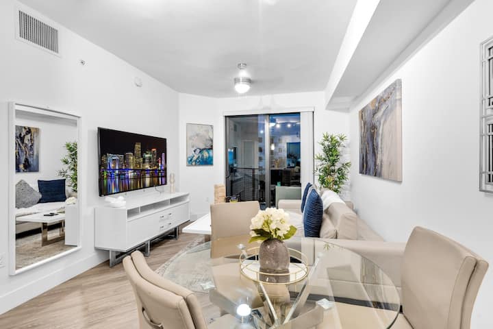 Modern 1 Bed In Downtown Doral With Free Parking - Doral, FL