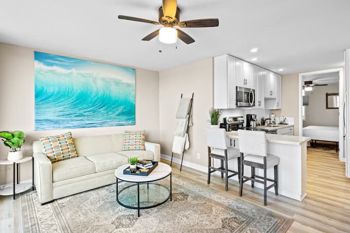 Steps To Sand + King Bed, Bikes, Covered Parking - San Diego, CA