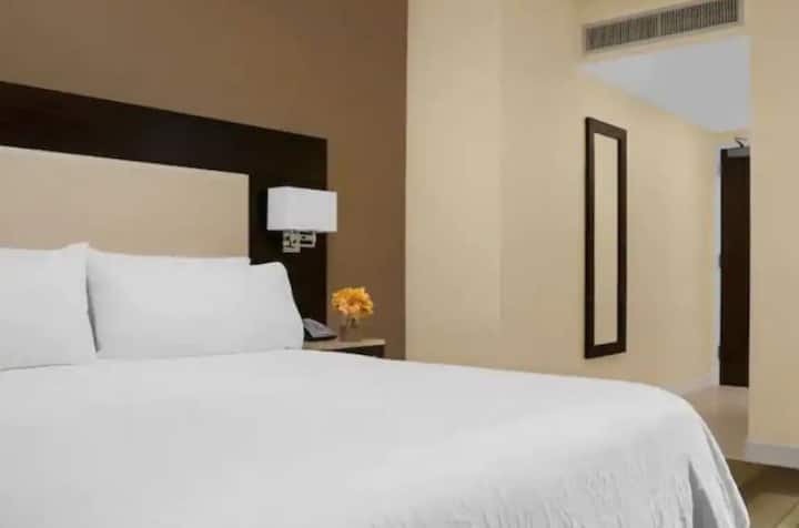 One Bedroom Queen At Times Square Central -