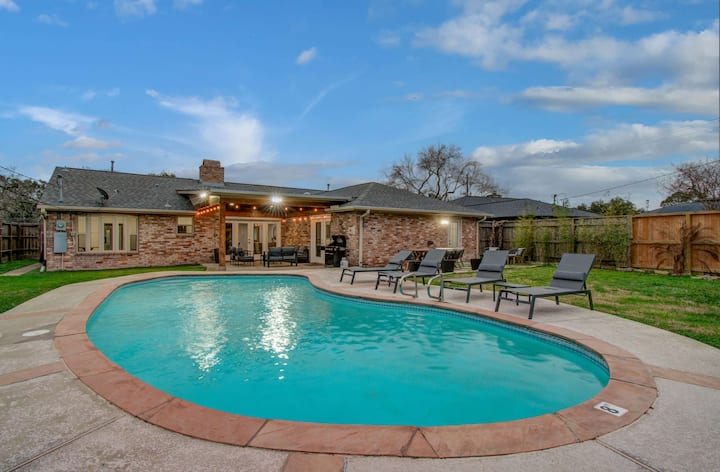 Rustic Modern Escape | 4-bd/2-ba With Pool & Patio - Stafford, TX