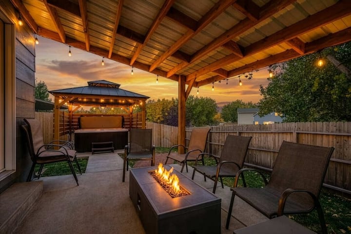 Hearth Haven! Family Fun W/ Hot Tub & Games - Colorado Springs, CO