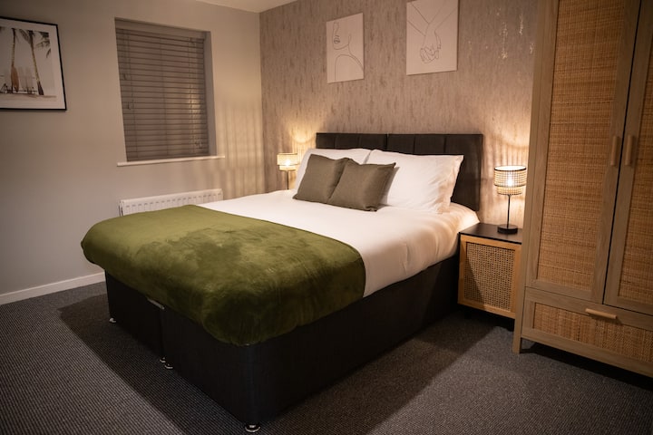 Spacious 2 Double Bedroom Property - Leeds