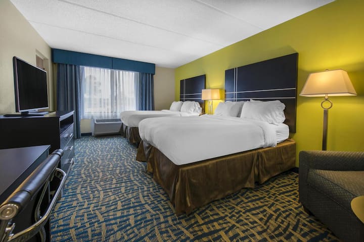 Check Out The River Street! With Free Parking! - Richmond Hill, GA