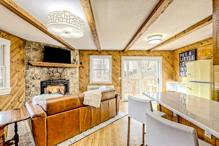 1br Woodland Cabin With Fireplace & Great Deck - Suches, GA