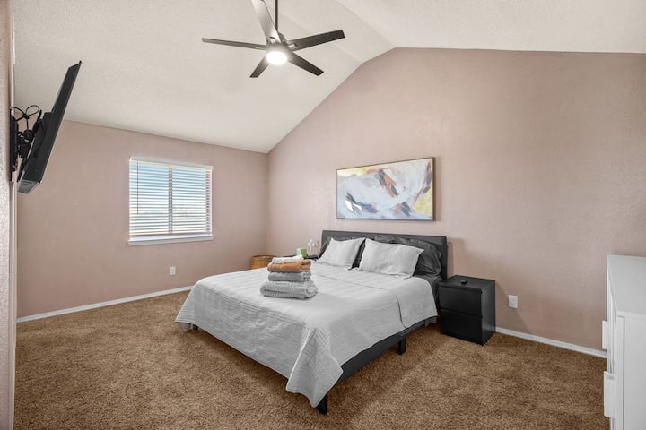 Entire 4-bed Home With Office - El Paso, TX