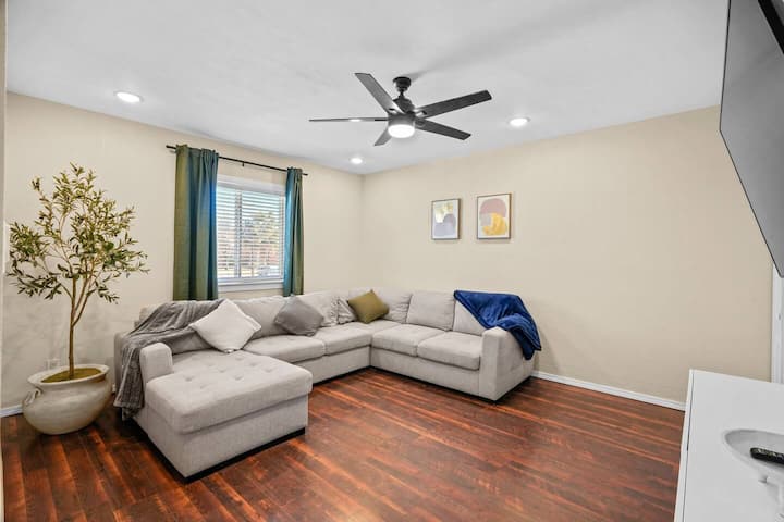 Modern 4 Bdrm, King Bed +Office - El Paso, TX