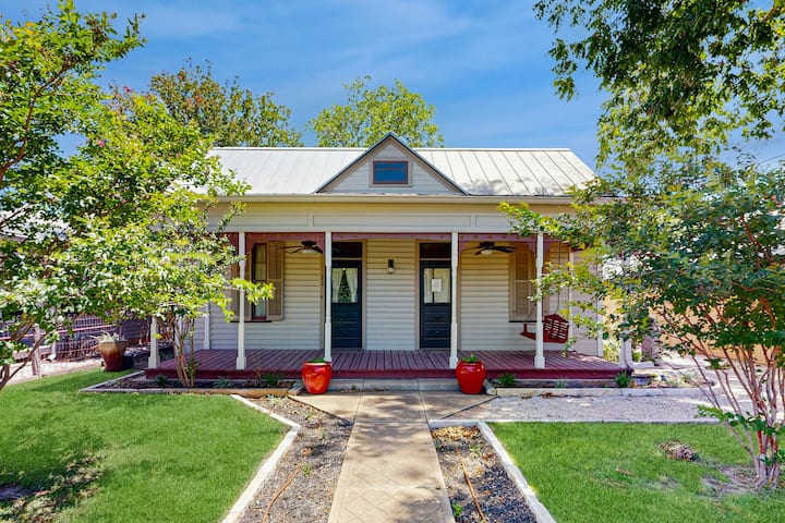 Walk Everywhere 2br Dog Friendly | Deck - Fredericksburg, TX