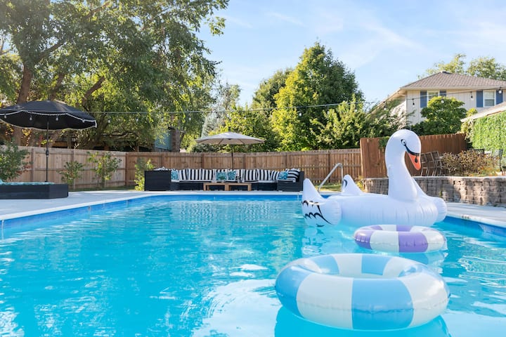 Designer Home W/ Private Pool, Theatre & Games! - 오마하