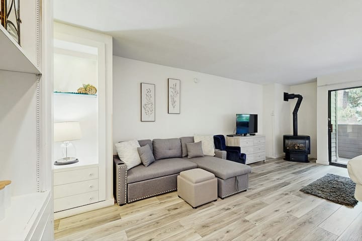 Studio Lakefront 2nd-floor | Balcony | Pool - South Lake Tahoe, CA