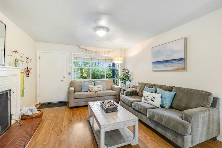 Walk Everywhere 3br Dog Friendly | Hot Tub - Seaside, OR