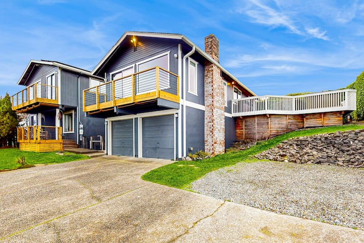 5br Water-view With Hot Tub, Yard, & Gated Entry - Steilacoom, WA