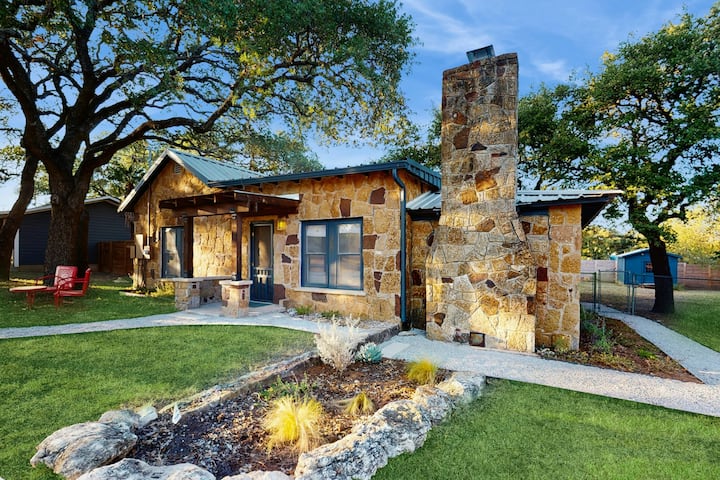 Blue Haus With Hot Tub, Shuffleboard, Ev Charger - Johnson City, TX