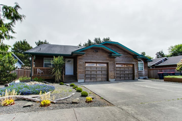 City 5br Dog Friendly | Hot Tub | Fireplace - Seaside, OR