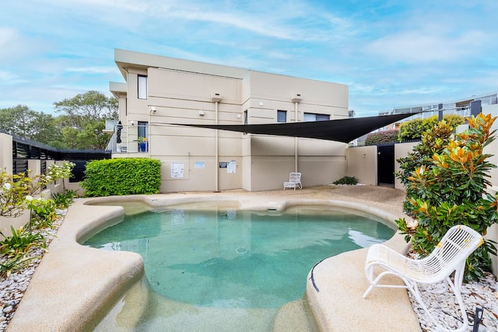 Paradiso, 4,4 Laman St - Aircon, Wi-fi, Pool Views - Salamander Bay
