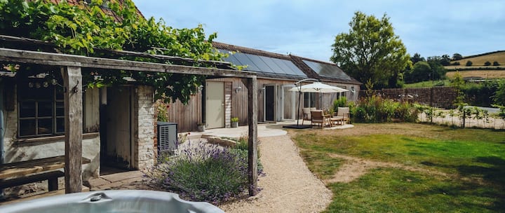 The Cow Byre: Luxury Cotswold Retreat With Hot Tub - Forest of Dean