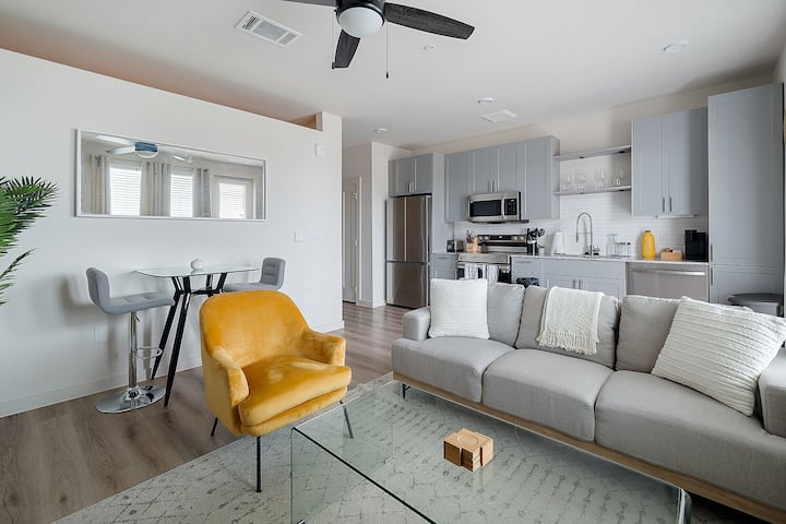 Sky-high Comfort 1br | Gym| Pool | Pet Friendly - Dallas, TX