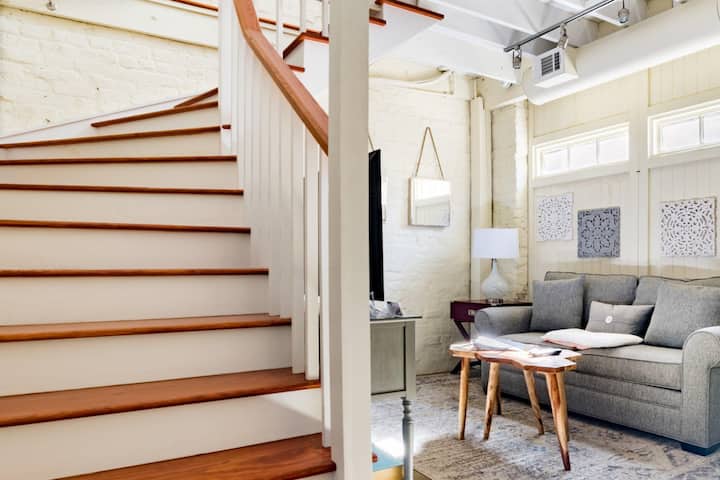 Historic 1850s Chatham Square Carriage House For 2 - Savannah, GA