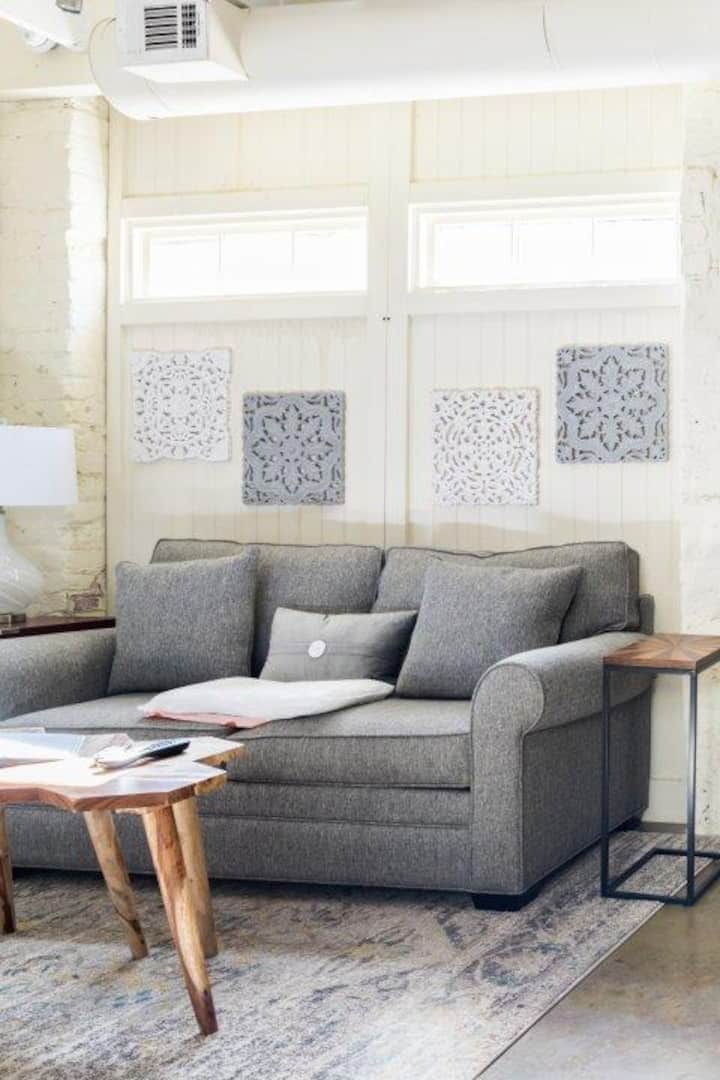 Historic 1850s Carriage House On Chatham Square - Savannah, GA