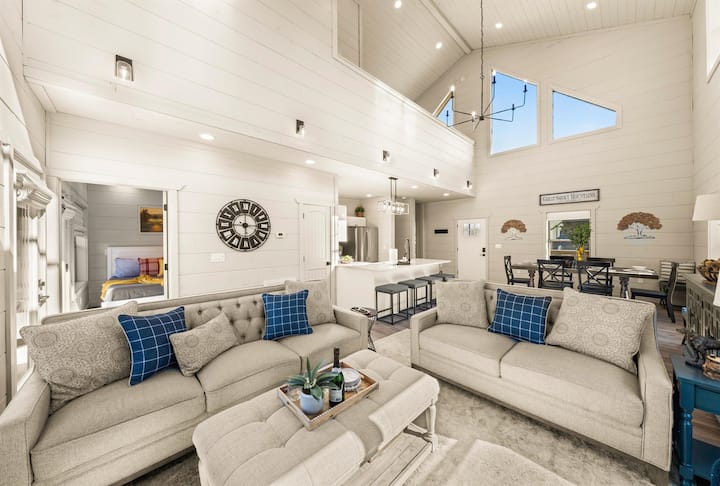 New Modern Cabin! Indoor Pool, Jacuzzi, Gameroom - Pigeon Forge, TN