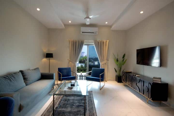 1br Apt | City Views | Top Floor | Gulberg 3 Opus - Lahore