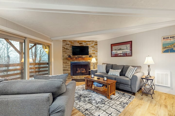 1br Mtn-view Condo With Balcony & Fireplace - Sugar Mountain, NC