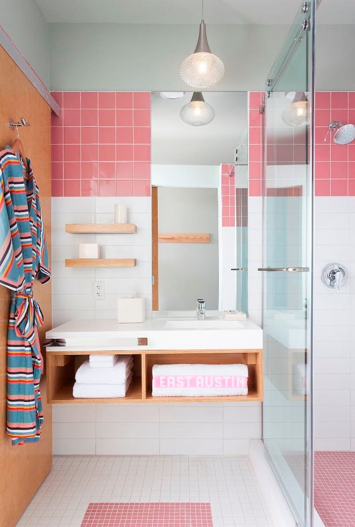 Scandi-inspired King Room Overlooking Waller St - Austin, TX