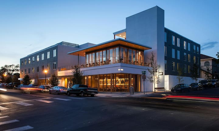 Scandi-inspired Double Queen Overlooking Waller St - Austin, TX