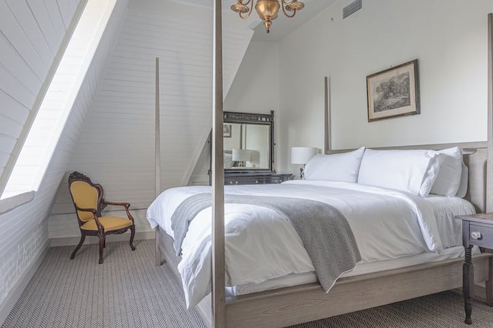 Kingston Getaway! Free Breakfast, Free Parking - Rhinebeck, NY