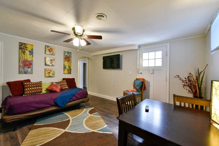 Comfy 1br King Near Omaha Hotspots - Omaha, NE